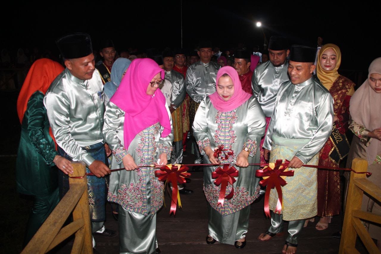 Bupati Kasmarni Resmikan Gazebo di Pantai Raja Kecik Desa Muntai Barat ...