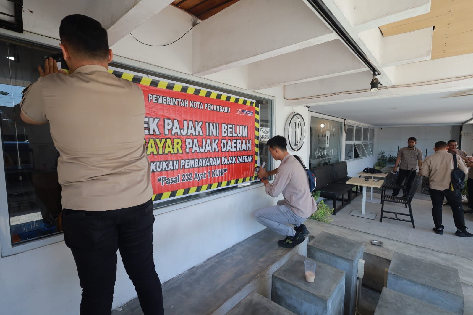 Bapenda Pekanbaru Pasang Spanduk di dua Tempat Usaha Penunggak Pajak ...
